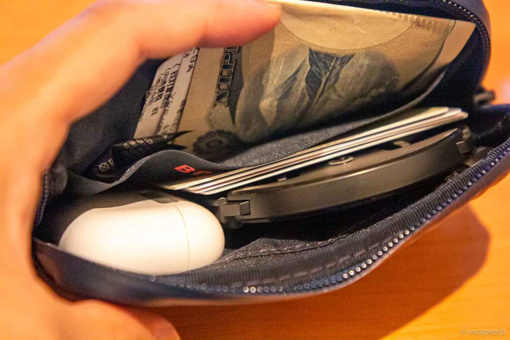 Raphaの財布「RAINPROOF ESSENTIALS CASE」レビューと、僕の財布の中身