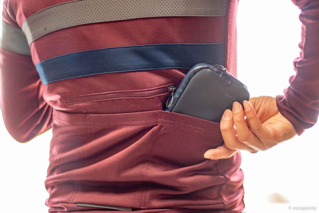 Raphaの財布「RAINPROOF ESSENTIALS CASE」レビューと、僕の財布の中身